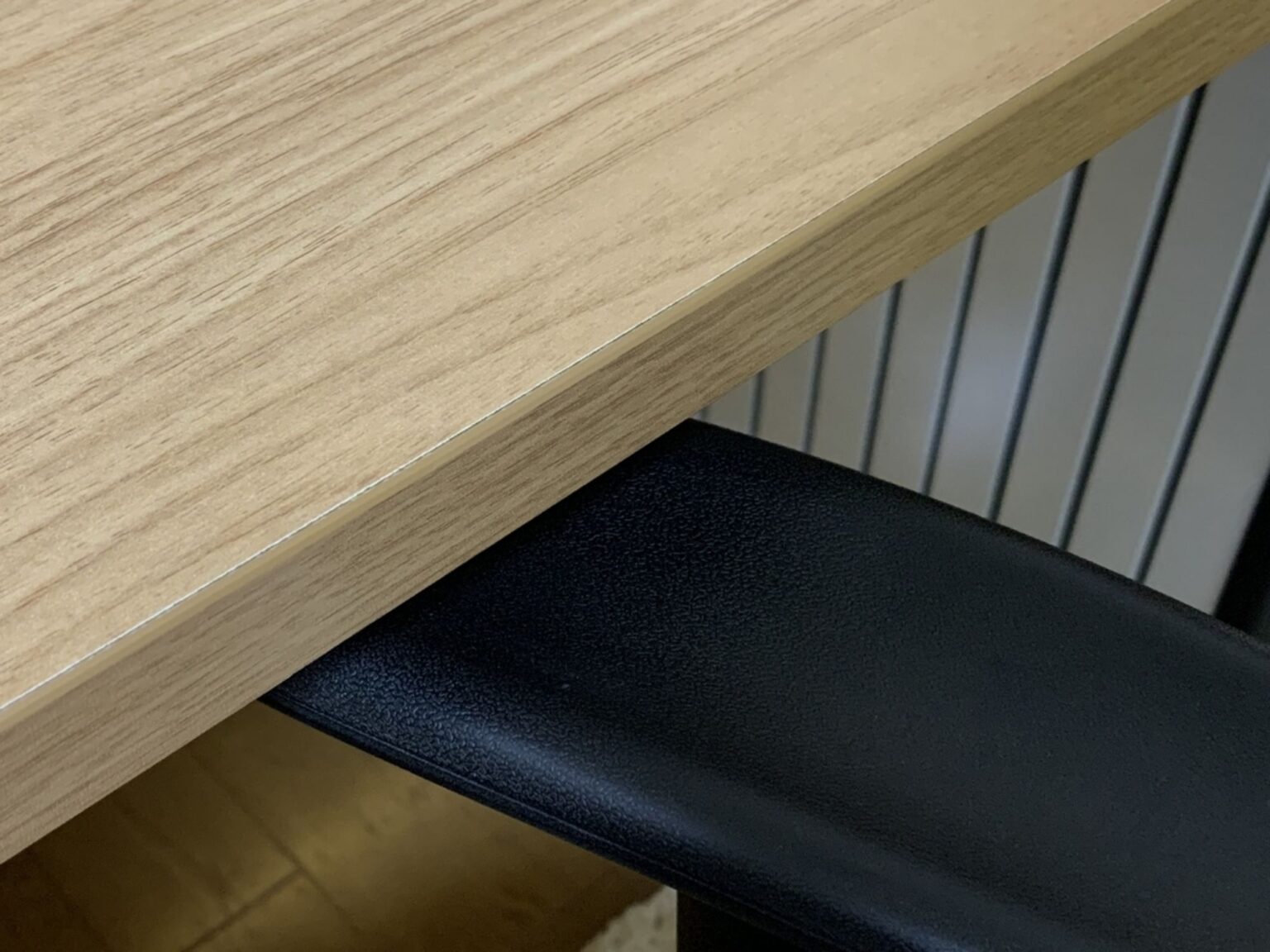 集中力の質が変わる「FlexiSpot E3」レビュー。純正メープル天板と組み合わせて使用レポ｜PR | iO